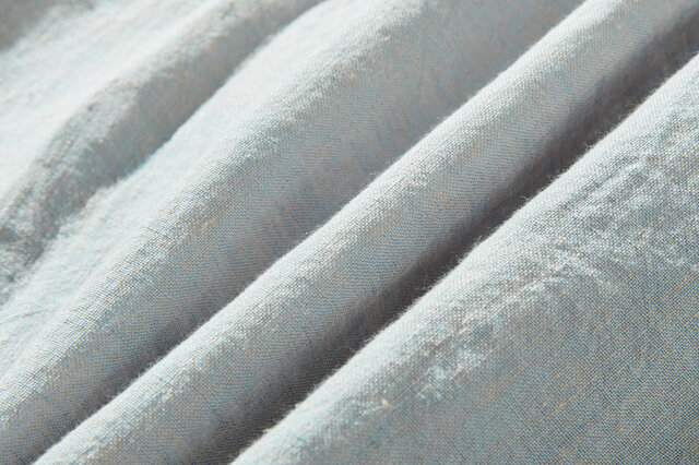 ニュアンスのある生地感が目を惹く フランス製リネンプルオーダー シャツブラウス 薄水色 240404-1 | iichi 日々の暮らしを心地よくするハンドメイドやアンティークのマーケットプレイス