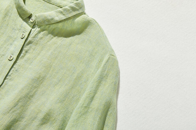 ニュアンスのある生地感が目を惹く フランス製リネンプルオーダー シャツブラウス 少し淡い黄緑色 240404-2 | iichi 日々の暮らしを心地よくするハンドメイドやアンティークの ...