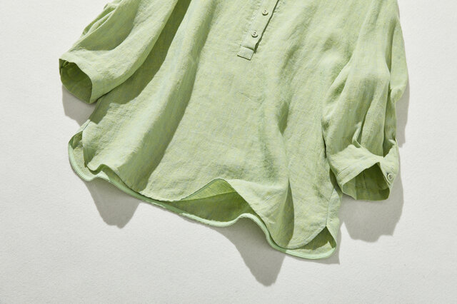 ニュアンスのある生地感が目を惹く フランス製リネンプルオーダー シャツブラウス 少し淡い黄緑色 240404-2 | iichi 日々の暮らしを心地よくするハンドメイドやアンティークの ...