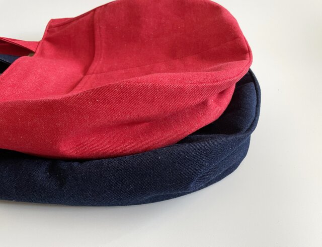 レッドデニム*ラウンド型バッグ 外ポケット A4 | iichi 日々の暮らしを心地よくするハンドメイドやアンティークのマーケットプレイス