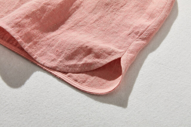 ニュアンスのある生地感が目を惹く フランス製リネンプルオーダー シャツブラウス 桃花色 240404-3 | iichi 日々の暮らしを心地よくするハンドメイドやアンティークのマーケットプレイス