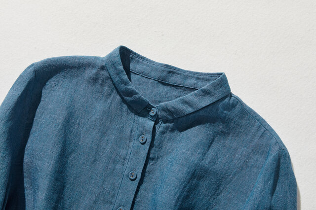 ニュアンスのある生地感が目を惹く フランス製リネンプルオーダー シャツブラウス 暗い青色 240404-4 | iichi 日々の暮らしを心地よくするハンドメイドやアンティークのマーケットプレイス