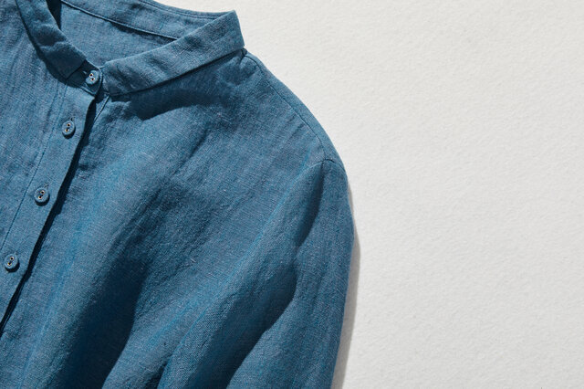 ニュアンスのある生地感が目を惹く フランス製リネンプルオーダー シャツブラウス 暗い青色 240404-4 | iichi 日々の暮らしを心地よくするハンドメイドやアンティークのマーケットプレイス