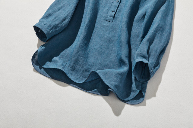 ニュアンスのある生地感が目を惹く フランス製リネンプルオーダー シャツブラウス 暗い青色 240404-4 | iichi 日々の暮らしを心地よくするハンドメイドやアンティークのマーケットプレイス