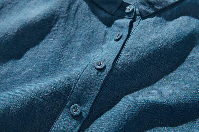 ニュアンスのある生地感が目を惹く フランス製リネンプルオーダー シャツブラウス 暗い青色 240404-4 | iichi 日々の暮らしを心地よくするハンドメイドやアンティークのマーケットプレイス