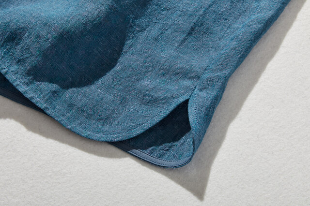 ニュアンスのある生地感が目を惹く フランス製リネンプルオーダー シャツブラウス 暗い青色 240404-4 | iichi 日々の暮らしを心地よくするハンドメイドやアンティークのマーケットプレイス