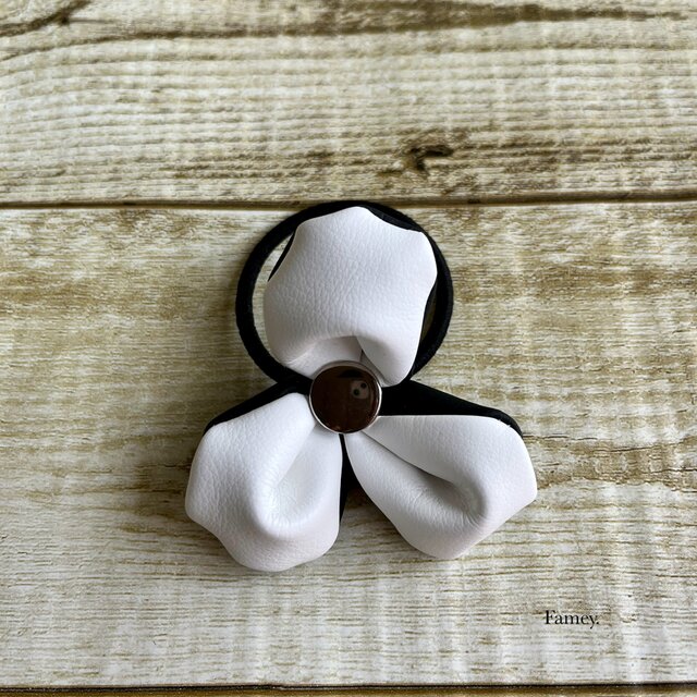 大人かわいいぷっくりレザーのお花ヘアゴム PUレザー ボタン モノトーン シルバー flower | iichi 日々の暮らしを心地よくするハンドメイドやアンティークのマーケットプレイス