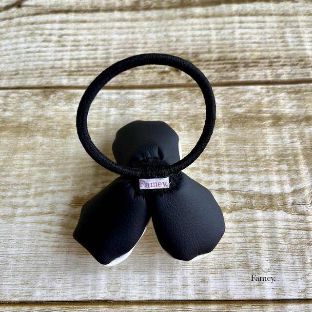 大人かわいいぷっくりレザーのお花ヘアゴム PUレザー ボタン モノトーン シルバー flower | iichi 日々の暮らしを心地よくするハンドメイドやアンティークのマーケットプレイス