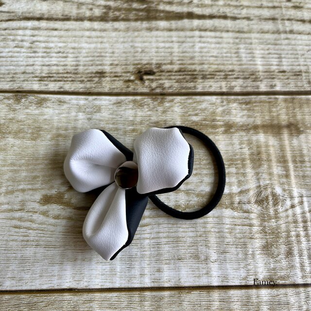 大人かわいいぷっくりレザーのお花ヘアゴム PUレザー ボタン モノトーン シルバー flower | iichi 日々の暮らしを心地よくするハンドメイドやアンティークのマーケットプレイス