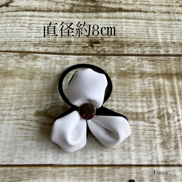 大人かわいいぷっくりレザーのお花ヘアゴム PUレザー ボタン モノトーン シルバー flower | iichi 日々の暮らしを心地よくするハンドメイドやアンティークのマーケットプレイス