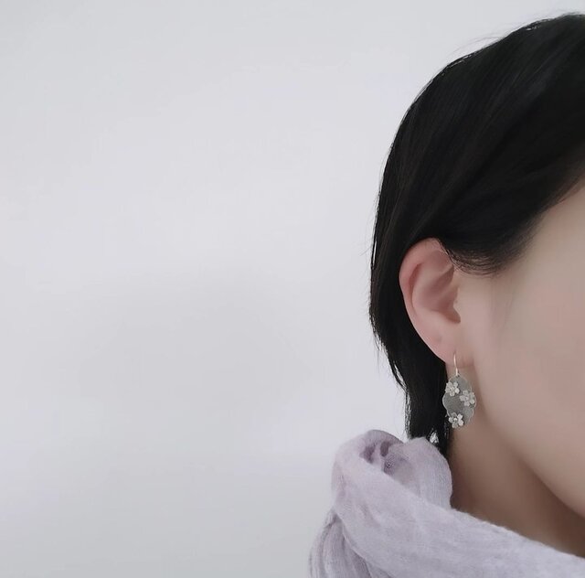 純銀 フックピアス 花明かり(桐箱入) | iichi 日々の暮らしを心地よくするハンドメイドやアンティークのマーケットプレイス