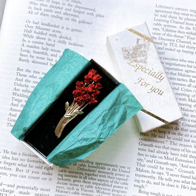1970s Deadstock Red Rose Flowers in Box Pin Brooch | iichi 日々の暮らしを心地よくするハンドメイドやアンティークのマーケットプレイス