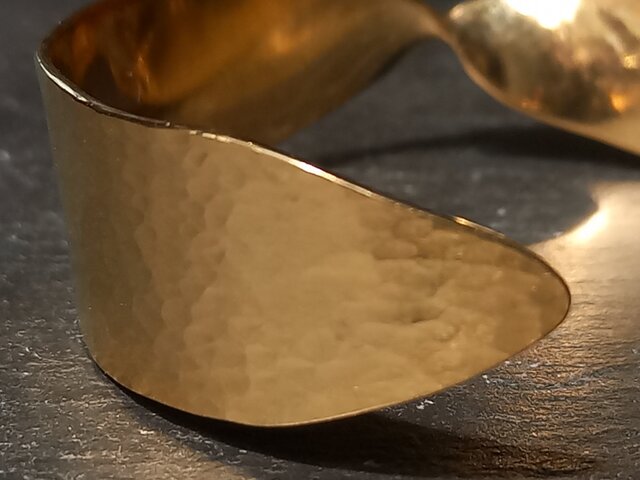 Utoka ☆ brass 槌目 バングル | iichi 日々の暮らしを心地よくするハンドメイドやアンティークのマーケットプレイス