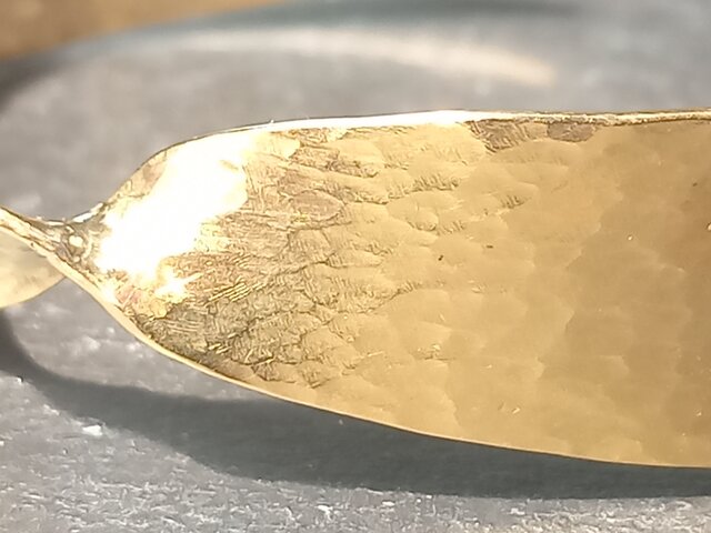 Utoka ☆ brass 槌目 バングル | iichi 日々の暮らしを心地よくするハンドメイドやアンティークのマーケットプレイス