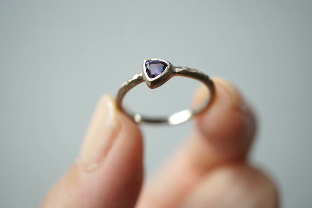 K18WG Sapphire Ring/Triangle/Violet | iichi 日々の暮らしを心地よくするハンドメイドやアンティークのマーケットプレイス