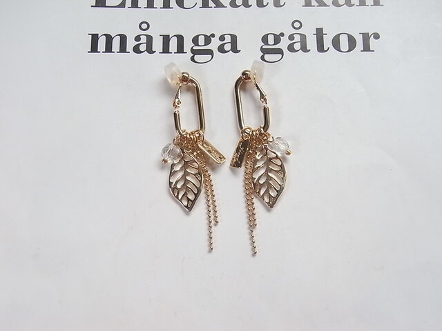 揺れる。素敵。フープイヤリング（リーフとチェーン）★3229★ | iichi 日々の暮らしを心地よくするハンドメイドやアンティークのマーケットプレイス