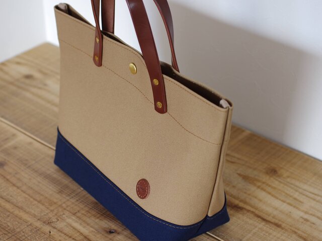 レザーハンドル 帆布トートバッグ マッシュルーム×ネイビー | iichi 日々の暮らしを心地よくするハンドメイドやアンティークのマーケットプレイス
