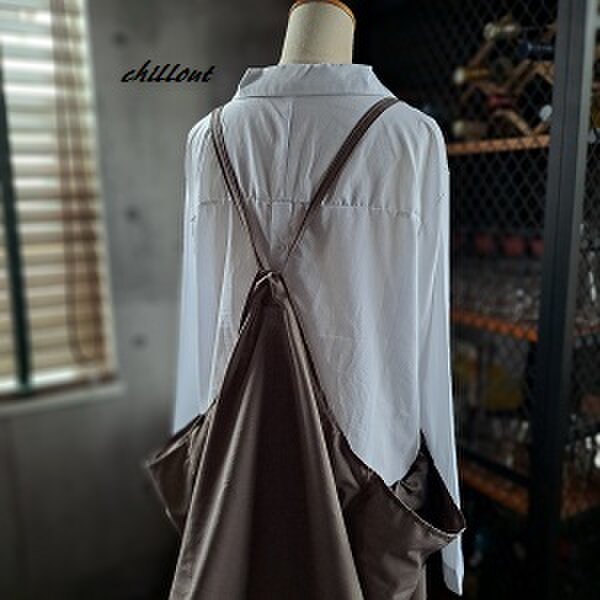 【背中がかわいい】エプロンドレス：チャコール×英字【0630】 | iichi 日々の暮らしを心地よくするハンドメイドやアンティークのマーケットプレイス