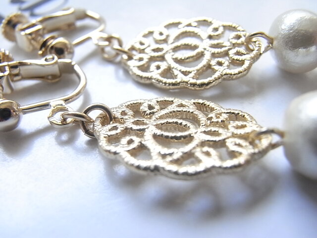 おしゃれなメタルパーツとコットンパールのイヤリング★3231 | iichi 日々の暮らしを心地よくするハンドメイドやアンティークのマーケットプレイス