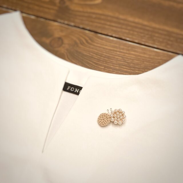 tiny butterflyのブローチ beige ・white | iichi 日々の暮らしを心地よくするハンドメイドやアンティークのマーケットプレイス
