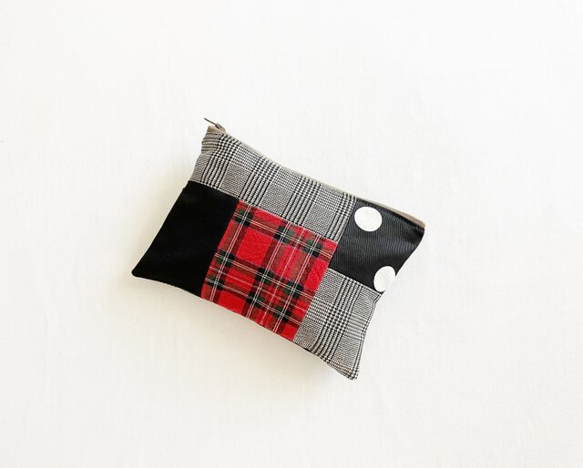 パッチワークのぺたんこポーチ 小物入れ フラット | iichi 日々の暮らしを心地よくするハンドメイドやアンティークのマーケットプレイス