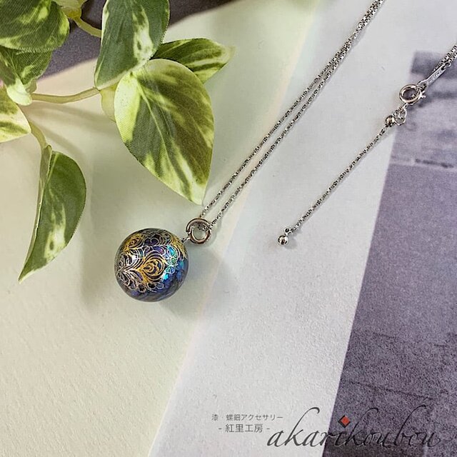 【sv925】螺鈿ペンダント 18mm玉 ブルー 孔雀羽根模様 純金箔 プラチナ箔 螺鈿アクセサリー | iichi 日々の暮らしを心地よくするハンドメイドやアンティークのマーケットプレイス