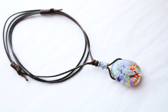 藤と金魚のとんぼ玉ガラスペンダント 金箔入り | iichi 日々の暮らしを心地よくするハンドメイドやアンティークのマーケットプレイス