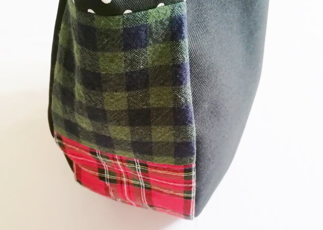 レッド×グリーン パッチワーク*ラウンド型バッグ 外ポケット A4 | iichi 日々の暮らしを心地よくするハンドメイドやアンティークのマーケットプレイス