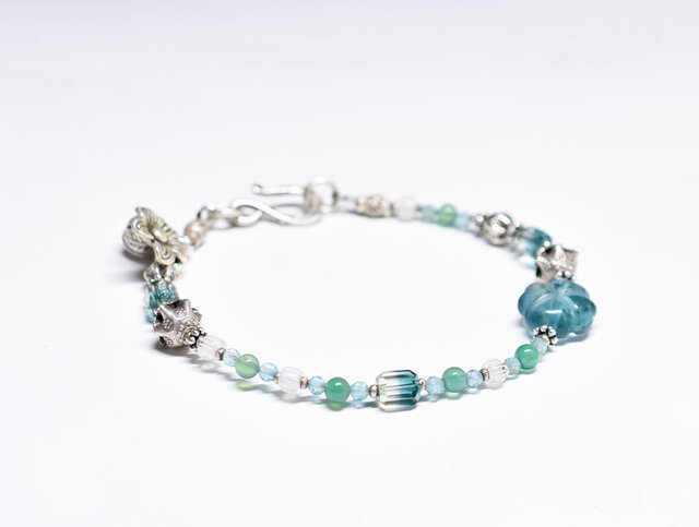クローバーフローライトとjapanヴィンテージビーズ、グーズベリー、グリーン瑪瑙＆アクアマリン、カレンシルバーのブレス | iichi 日々の暮らしを心地よくするハンドメイドやアンティークの ...