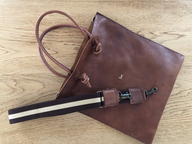 本革 手縫いpeco bag 2way (ブラウン) | iichi 日々の暮らしを心地よくするハンドメイドやアンティークのマーケットプレイス