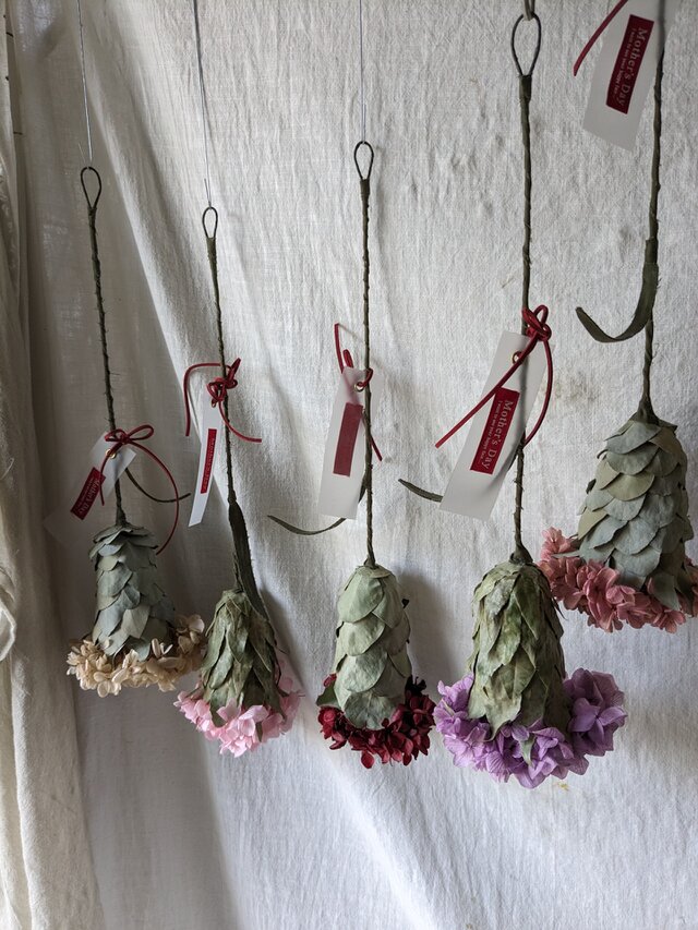 母の日2024 フライングカーネーション*ベージュ | iichi 日々の暮らしを心地よくするハンドメイドやアンティークのマーケットプレイス