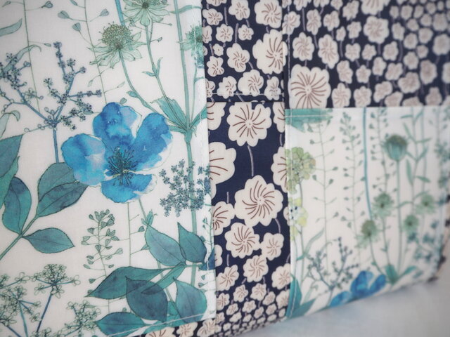 1点限り ラミネートパッチワーク横長バッグ ブルー系Irma | iichi 日々の暮らしを心地よくするハンドメイドやアンティークのマーケットプレイス