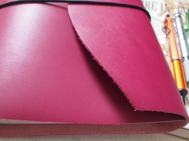 本革ボルドークレール A5ブックカバー くるんと包む、トラベラーズノートタイプ | iichi 日々の暮らしを心地よくするハンドメイドやアンティークのマーケットプレイス