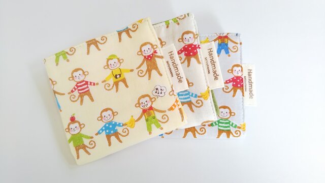 ガーゼのハンカチ 約18cm角 Happyおさる 3枚組 | iichi 日々の暮らしを心地よくするハンドメイドやアンティークのマーケットプレイス