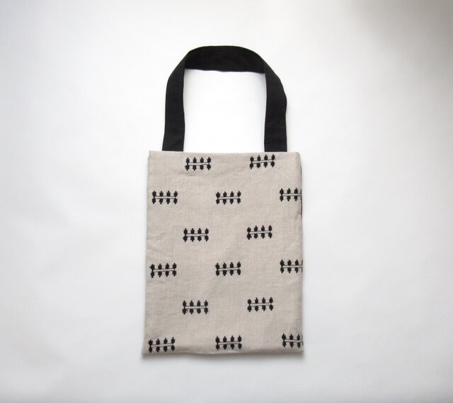 ぺちゃんこバッグ A4サイズ リネン、ベージュに刺繍 | iichi 日々の暮らしを心地よくするハンドメイドやアンティークのマーケットプレイス