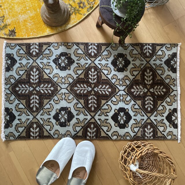 50×91 淡いグレイ×ブラウン クロス リーフ トルコヴィンテージラグ | iichi 日々の暮らしを心地よくするハンドメイドやアンティークのマーケットプレイス