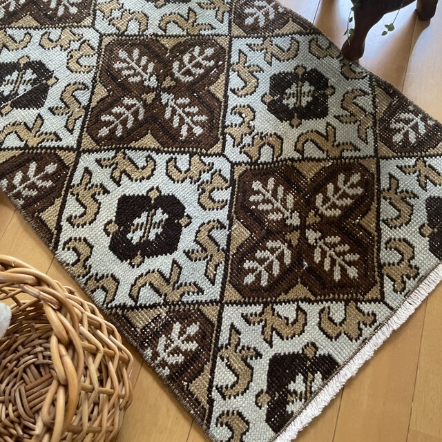 50×91 淡いグレイ×ブラウン クロス リーフ トルコヴィンテージラグ | iichi 日々の暮らしを心地よくするハンドメイドやアンティークのマーケットプレイス