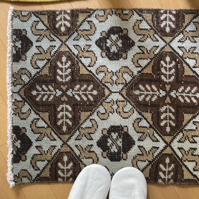 50×91 淡いグレイ×ブラウン クロス リーフ トルコヴィンテージラグ | iichi 日々の暮らしを心地よくするハンドメイドやアンティークのマーケットプレイス