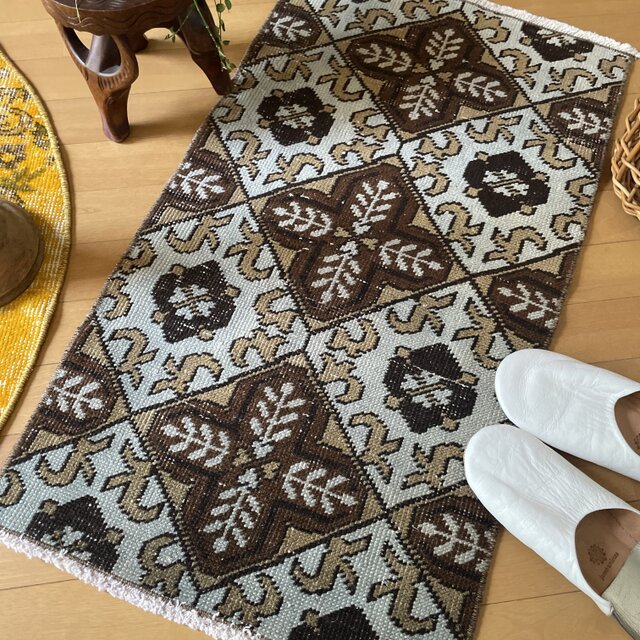 50×91 淡いグレイ×ブラウン クロス リーフ トルコヴィンテージラグ | iichi 日々の暮らしを心地よくするハンドメイドやアンティークのマーケットプレイス
