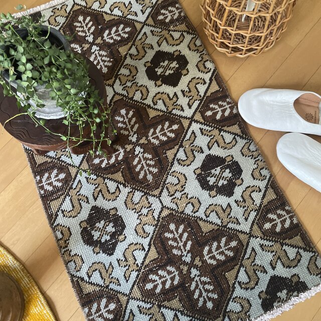 50×91 淡いグレイ×ブラウン クロス リーフ トルコヴィンテージラグ | iichi 日々の暮らしを心地よくするハンドメイドやアンティークのマーケットプレイス