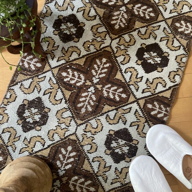 50×91 淡いグレイ×ブラウン クロス リーフ トルコヴィンテージラグ | iichi 日々の暮らしを心地よくするハンドメイドやアンティークのマーケットプレイス