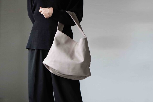 シルキータッチしっとりレザー⁂軽く柔らかい袋タイプ・LUA(LA001)＃ペールトープ⁂ | iichi 日々の暮らしを心地よくするハンドメイドやアンティークのマーケットプレイス