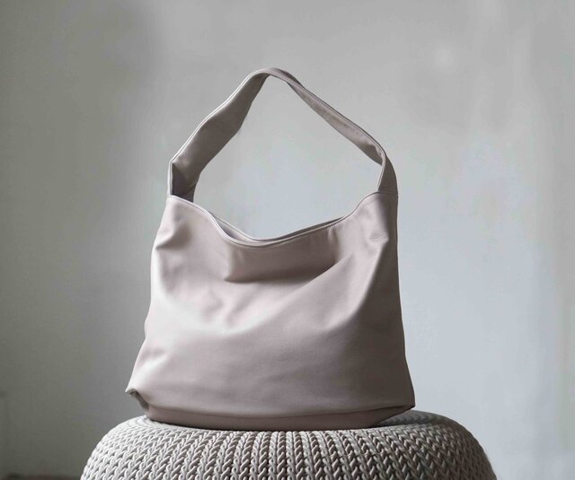 シルキータッチしっとりレザー⁂軽く柔らかい袋タイプ・LUA(LA001)＃ペールトープ⁂ | iichi 日々の暮らしを心地よくするハンドメイドやアンティークのマーケットプレイス