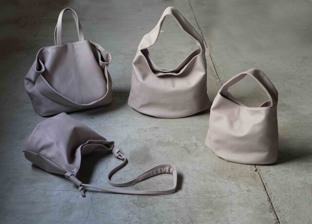 シルキータッチしっとりレザー⁂軽く柔らかい袋タイプ・LUA(LA001)＃ペールトープ⁂ | iichi 日々の暮らしを心地よくするハンドメイドやアンティークのマーケットプレイス