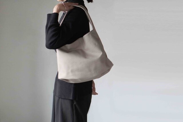 シルキータッチしっとりレザー⁂軽く柔らかい袋タイプ・LUA(LA001)＃ペールトープ⁂ | iichi 日々の暮らしを心地よくするハンドメイドやアンティークのマーケットプレイス