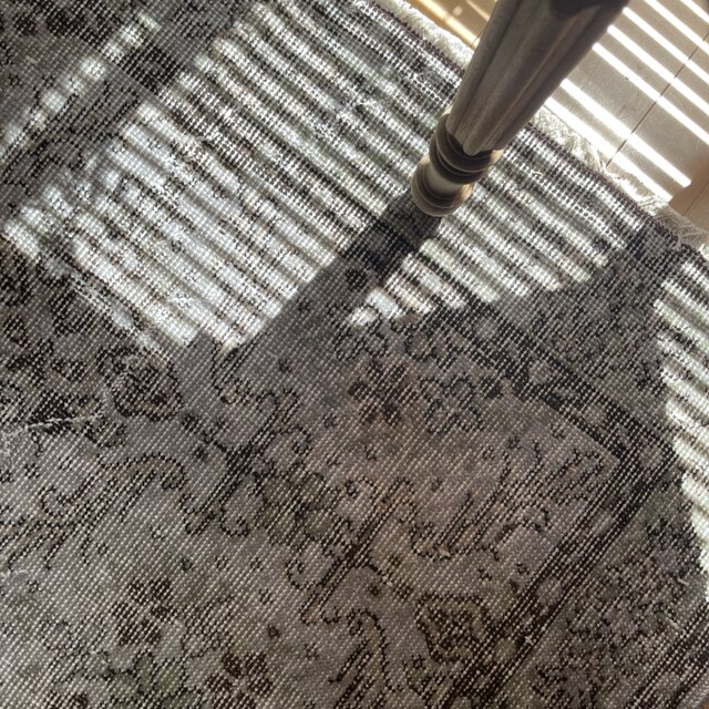 123×204 グレイオーバーダイ フローラルボタニカル トルコヴィンテージラグ | iichi 日々の暮らしを心地よくするハンドメイドやアンティークのマーケットプレイス