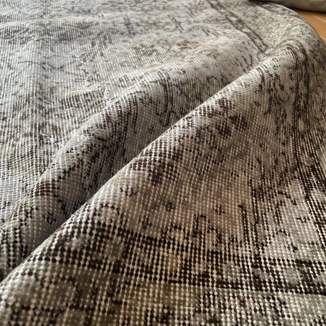 123×204 グレイオーバーダイ フローラルボタニカル トルコヴィンテージラグ | iichi 日々の暮らしを心地よくするハンドメイドやアンティークのマーケットプレイス