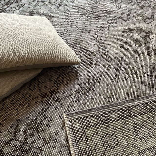 123×204 グレイオーバーダイ フローラルボタニカル トルコヴィンテージラグ | iichi 日々の暮らしを心地よくするハンドメイドやアンティークのマーケットプレイス