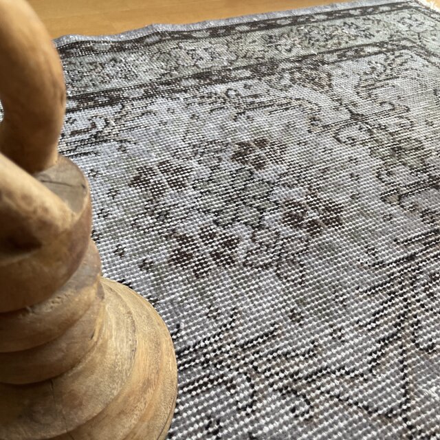 123×204 グレイオーバーダイ フローラルボタニカル トルコヴィンテージラグ | iichi 日々の暮らしを心地よくするハンドメイドやアンティークのマーケットプレイス