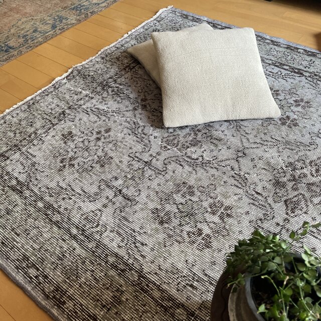 123×204 グレイオーバーダイ フローラルボタニカル トルコヴィンテージラグ | iichi 日々の暮らしを心地よくするハンドメイドやアンティークのマーケットプレイス